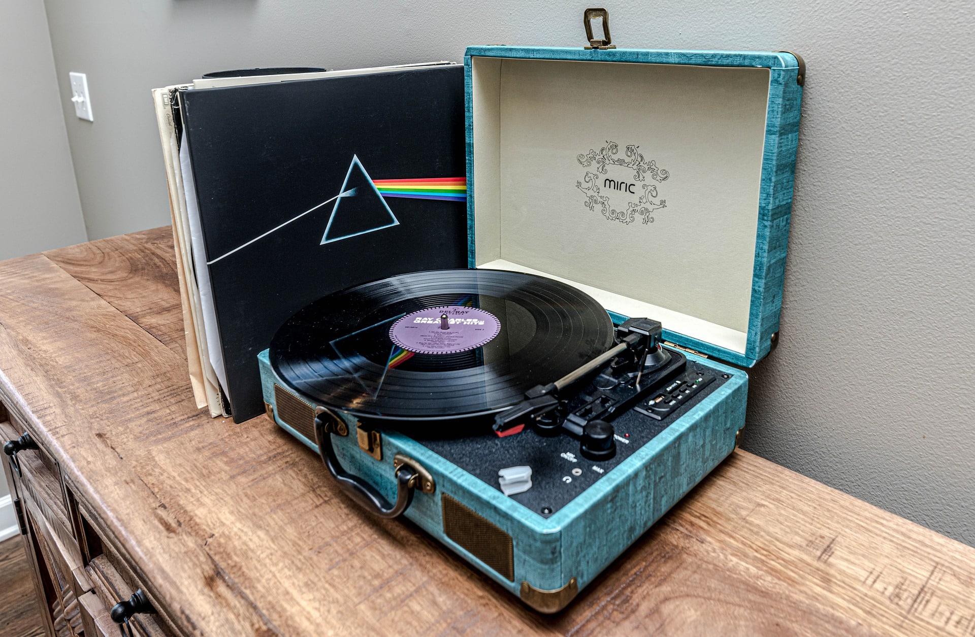 Plongez dans la nostalgie avec les tourne-disque et les vinyles ...