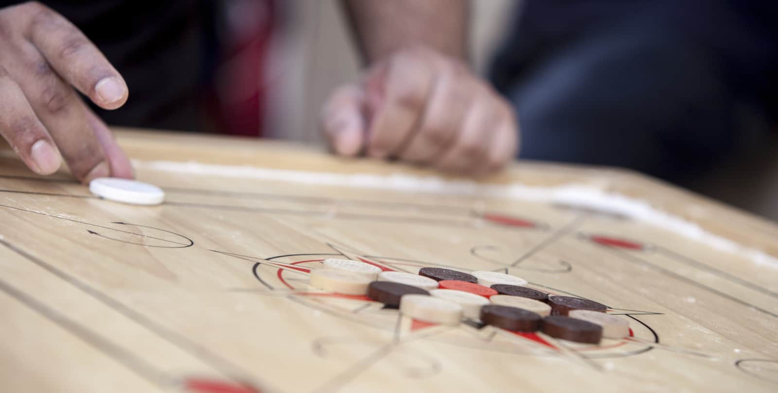 Le carrom, un jeu de table passionnant pour toute la famille ...